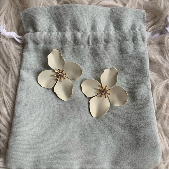 Tuckernuck | Jewelry | Tuckernuck White Flower Stud Earrings | Poshmark